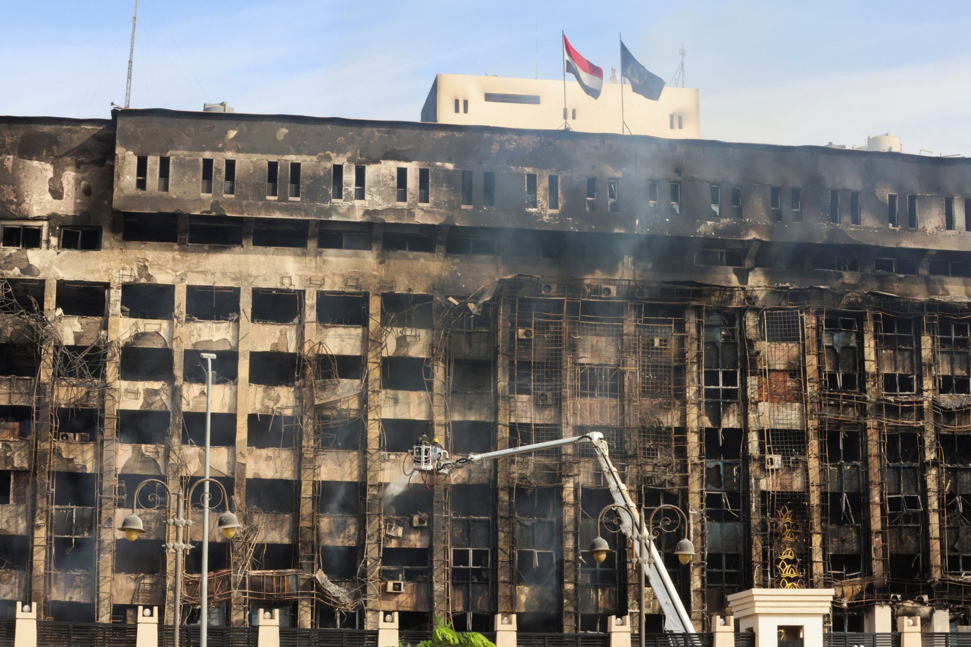 Τουλάχιστον 38 τραυματίες από τη μεγάλη φωτιά στο αρχηγείο της ...
