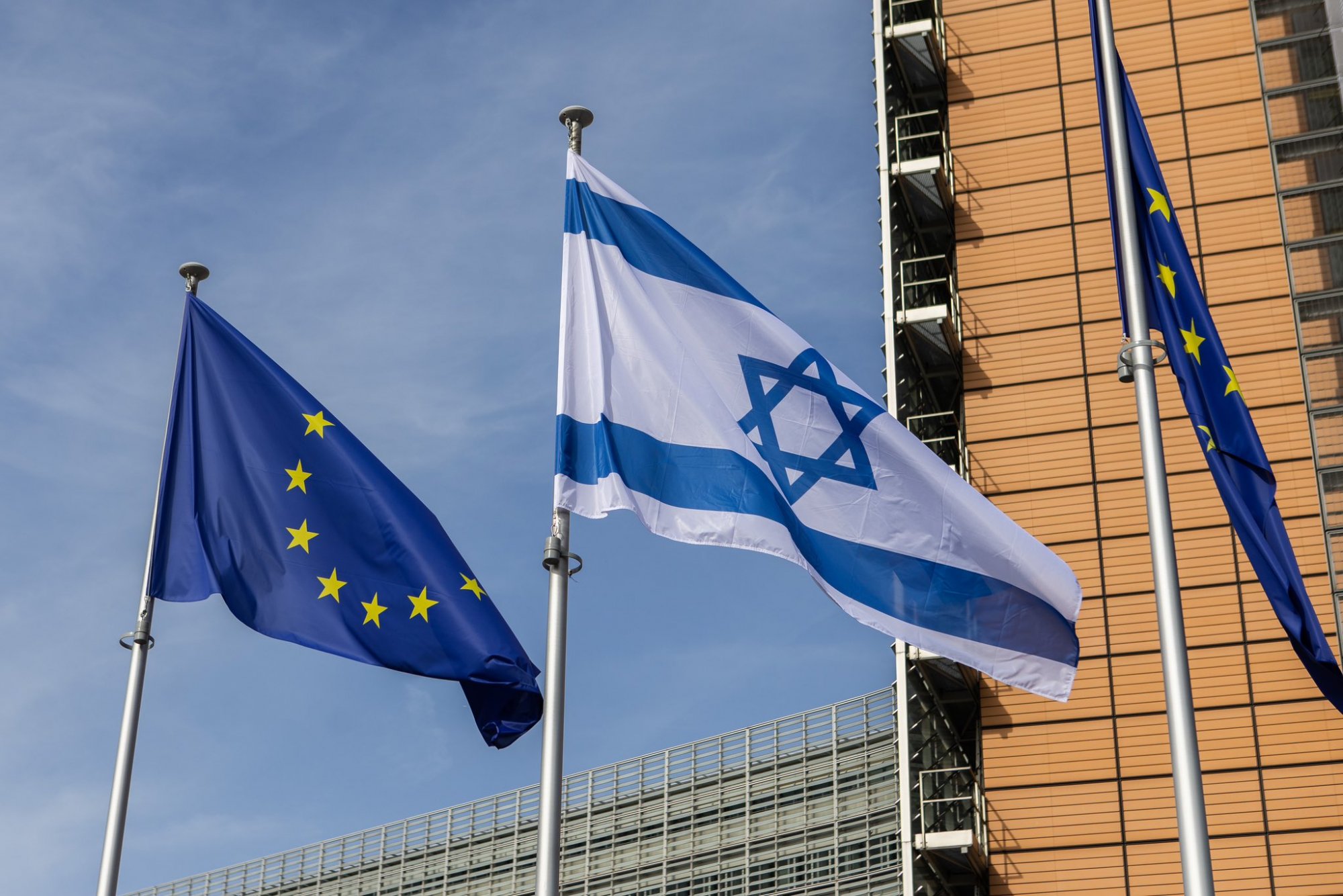 Η σημαία του Ισραήλ κυματίζει δίπλα από της Ευρωπαϊκής Ένωσης στις ...