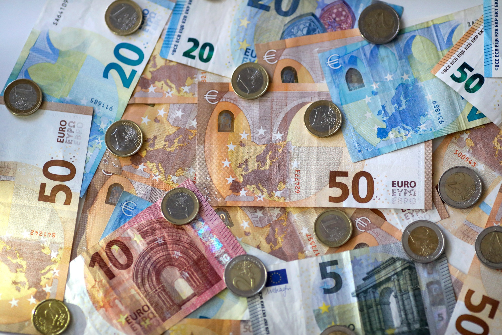 Κομισιον: Κονδύλι 1,9 δισ. ευρώ για αυξήσεις στους γραφειοκράτες των ...