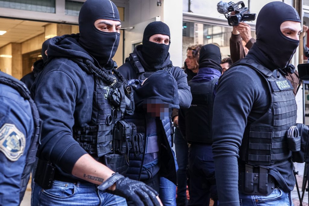 Ρέντη: Στον ανακριτή ο 18χρονος για τον τραυματισμό του αστυνομικού ...