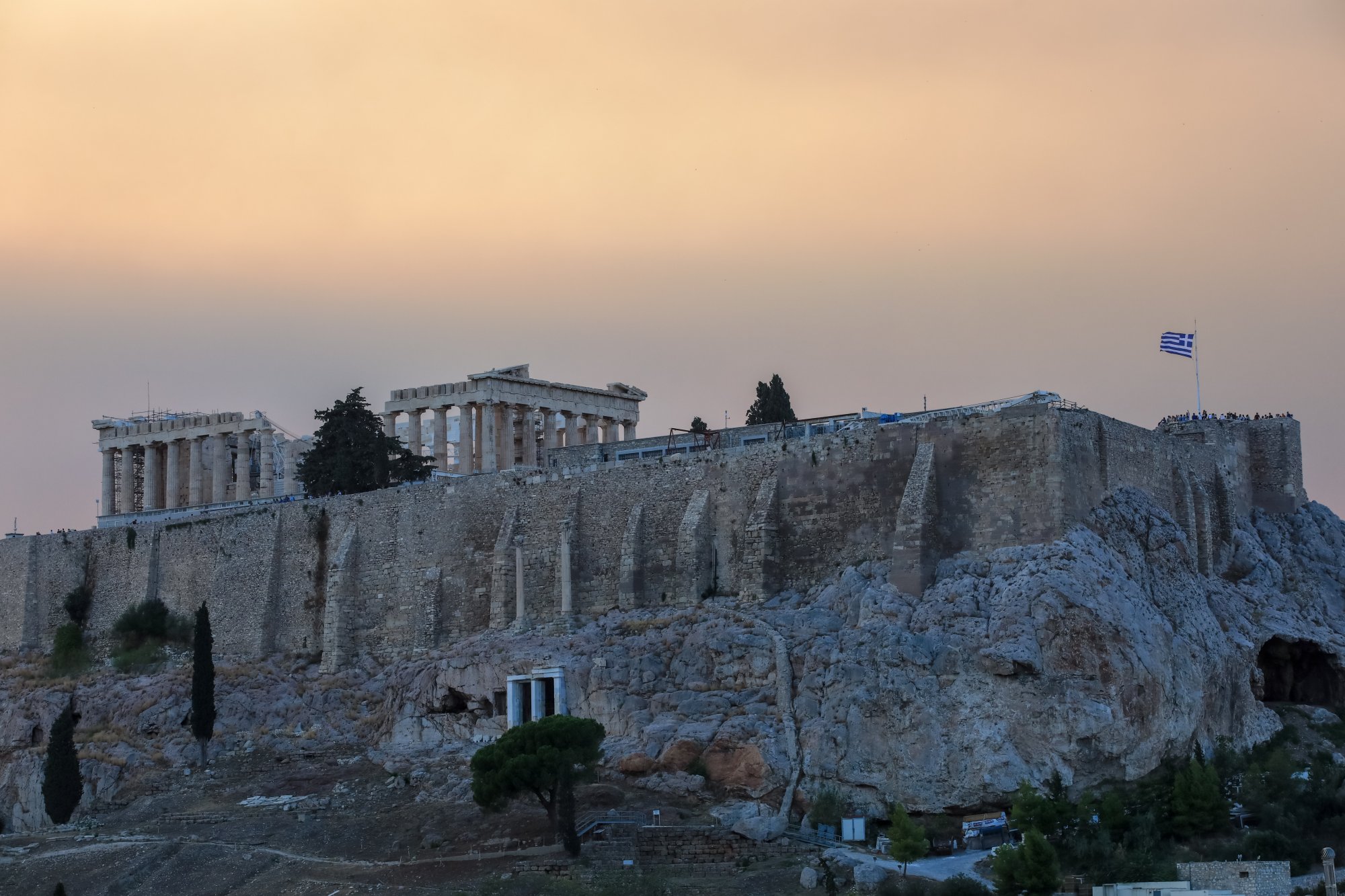 Στα 30 ευρώ το εισιτήριο της Ακρόπολης – Αλλάζουν τα κόμιστρα για ...