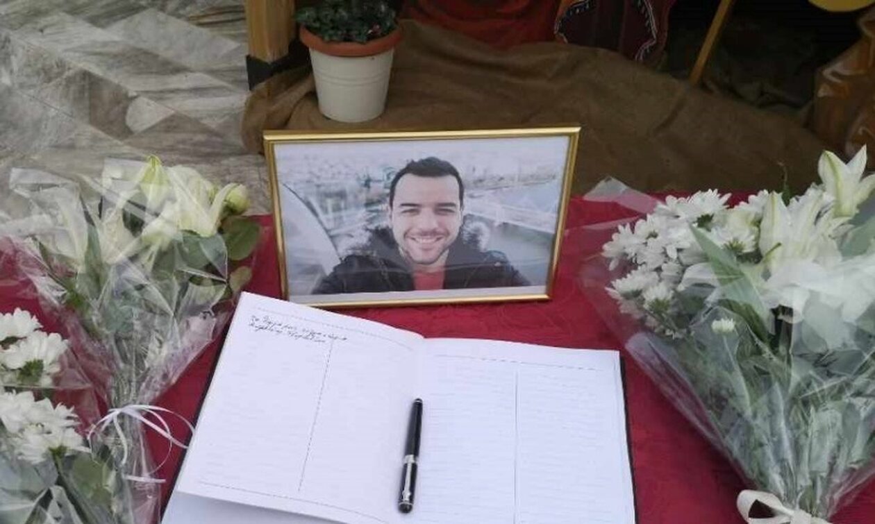 Οδύνη στην κηδεία του 32χρονου αστυνομικού που δολοφονήθηκε από τον ...