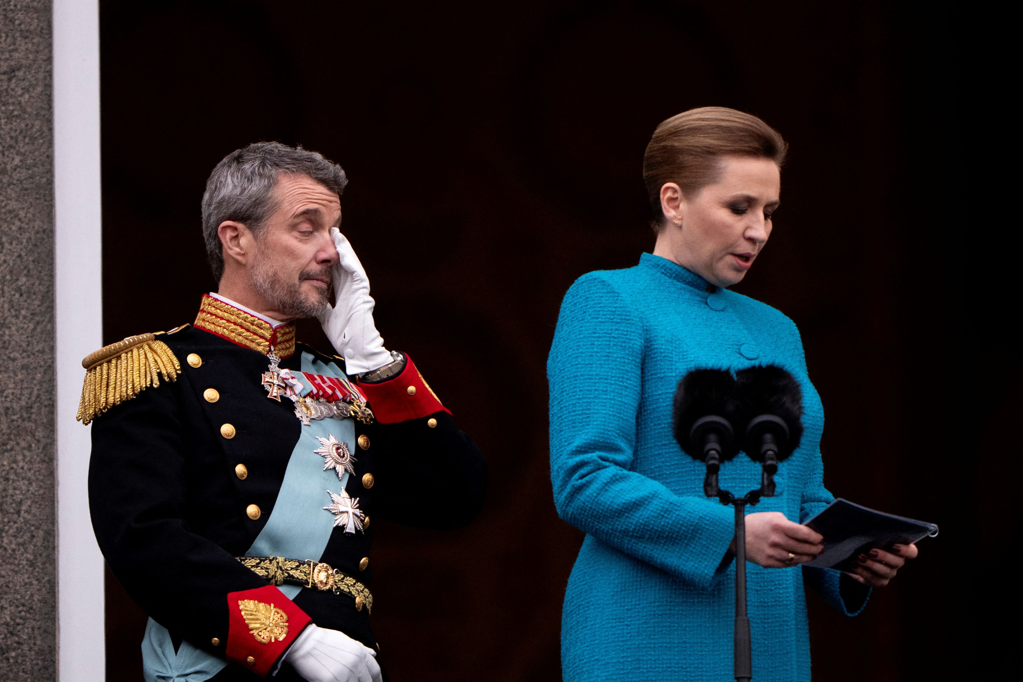 Δανία: Χιλιάδες πολίτες χειροκρότησαν τον νέο βασιλιά - Δάκρυσε ο ...