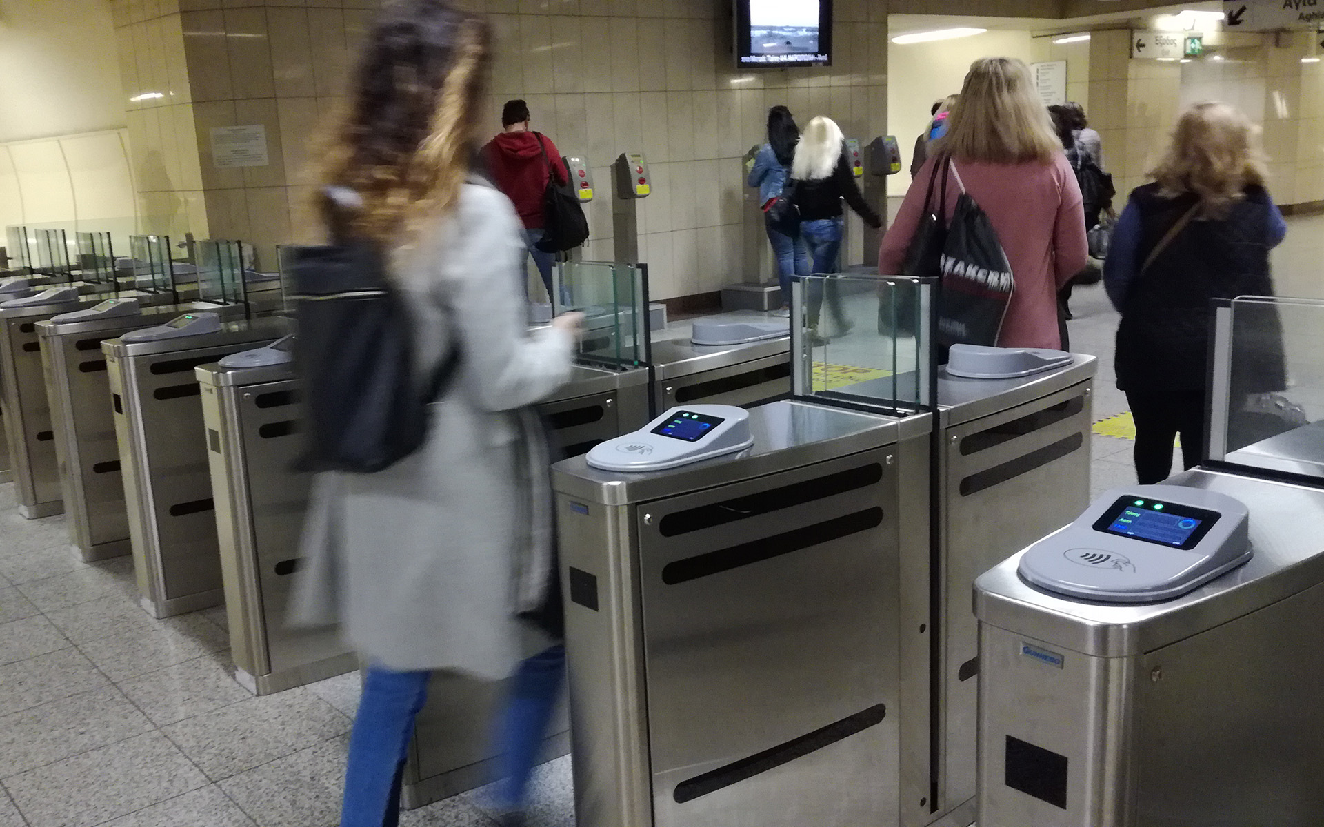 Νέα εποχή στις μετακινήσεις: Με τραπεζική κάρτα οι επιβιβάσεις σε μετρό ...