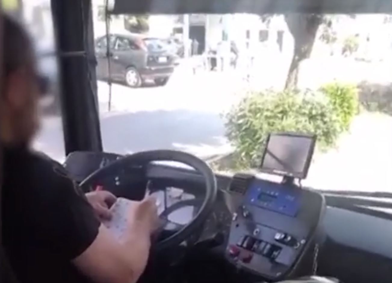 Σε διαθεσιμότητα ο οδηγός λεωφορείου που έλυνε σταυρόλεξο στο τιμόνι ...
