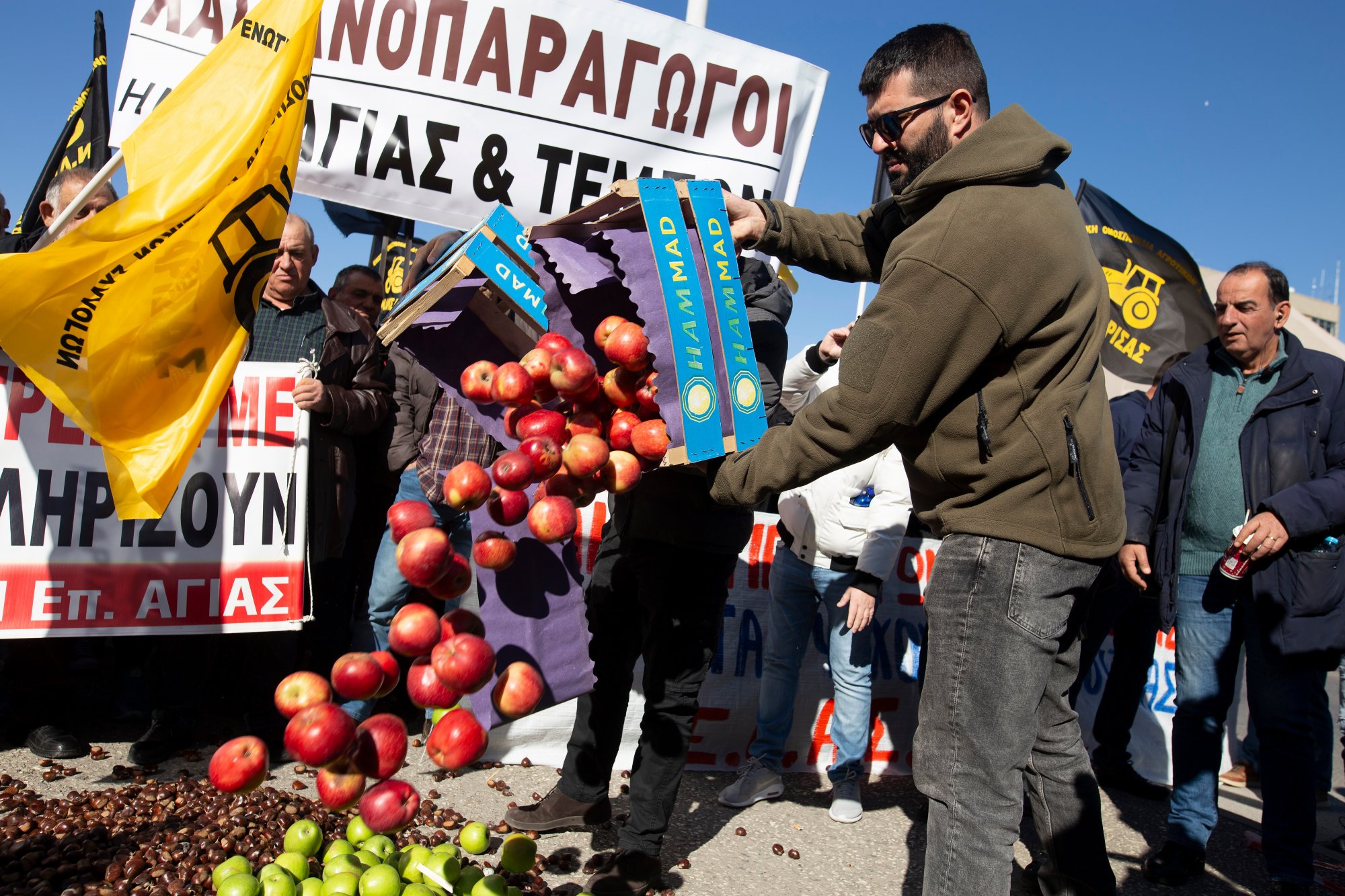 Με τα τρακτέρ «παρά πόδα» οι αγρότες κλιμακώνουν τον αγώνα ...