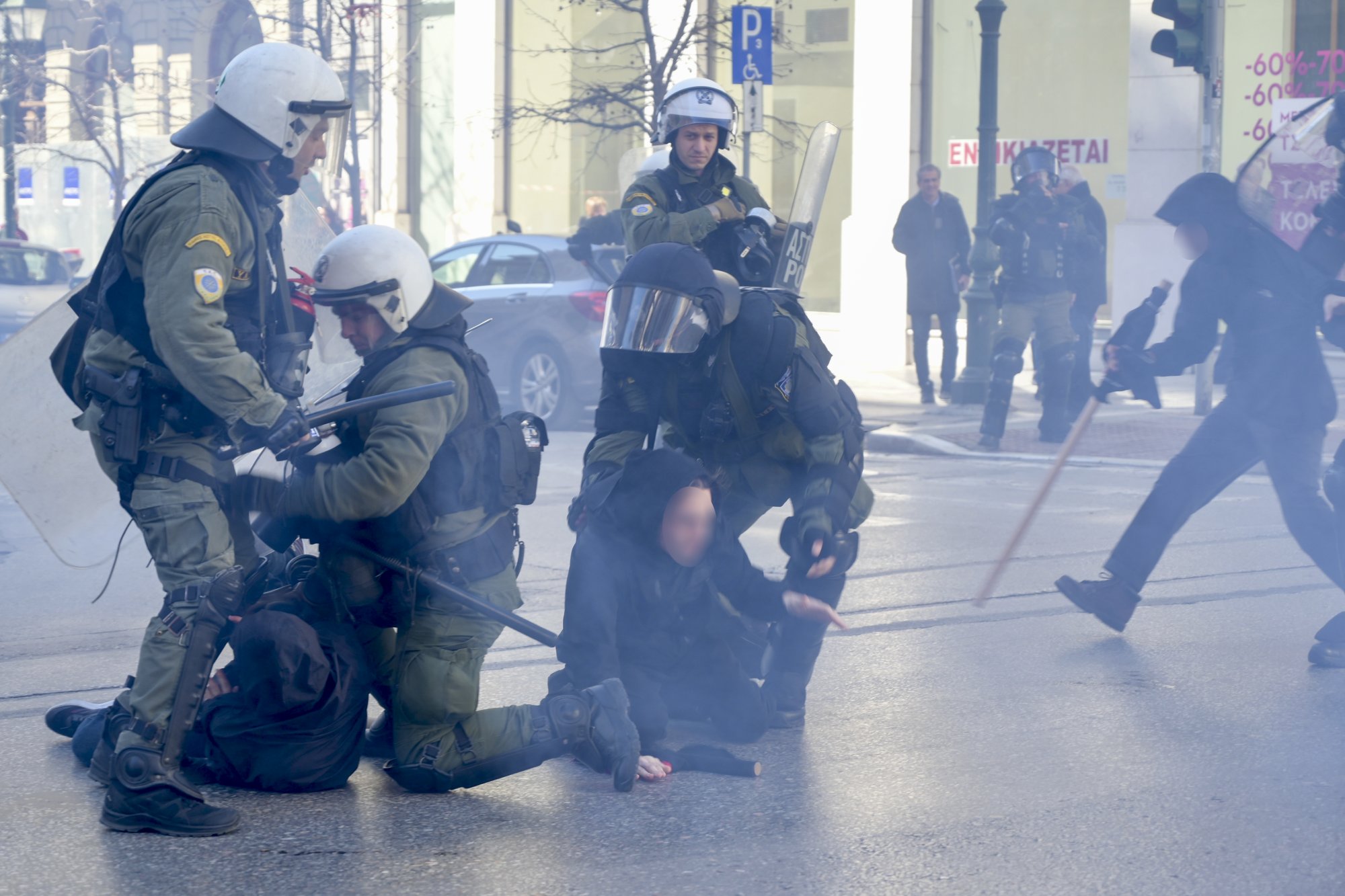 Θεσσαλονίκη: Ενταση και δακρυγόνα στην πορεία κατά των ιδιωτικών ...