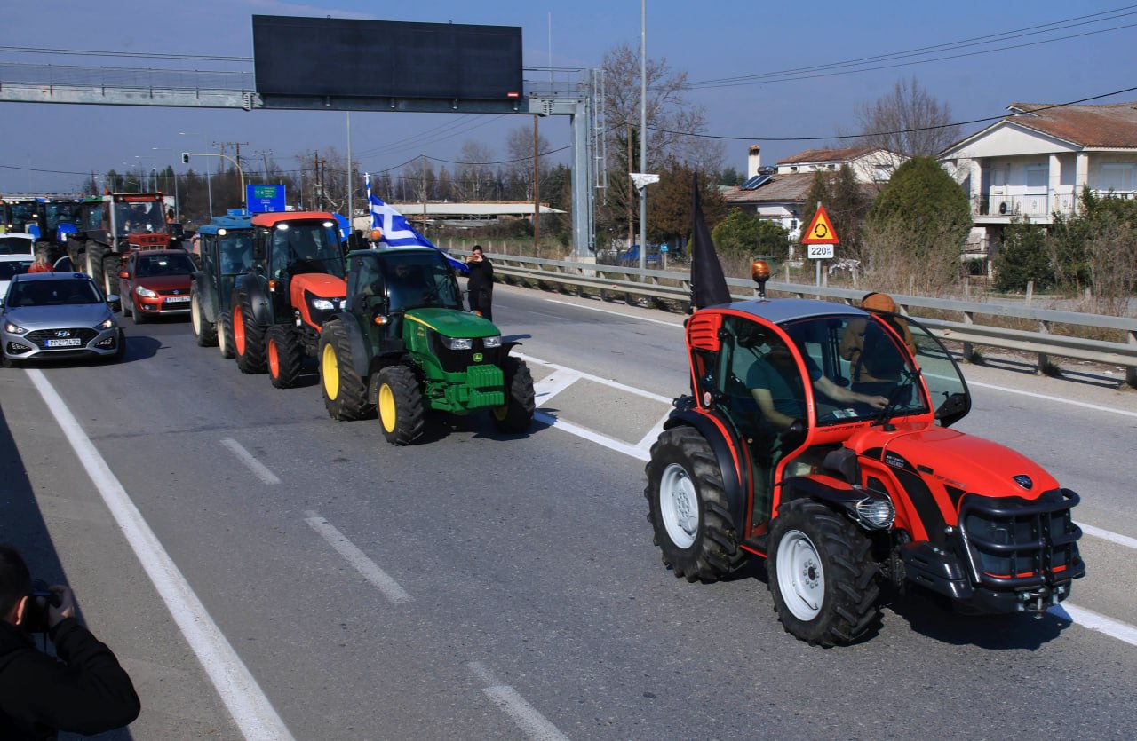 Ξεκίνησε η κάθοδος των αγροτών με τρακτέρ συνοδεία αστυνομικών δυνάμεων ...