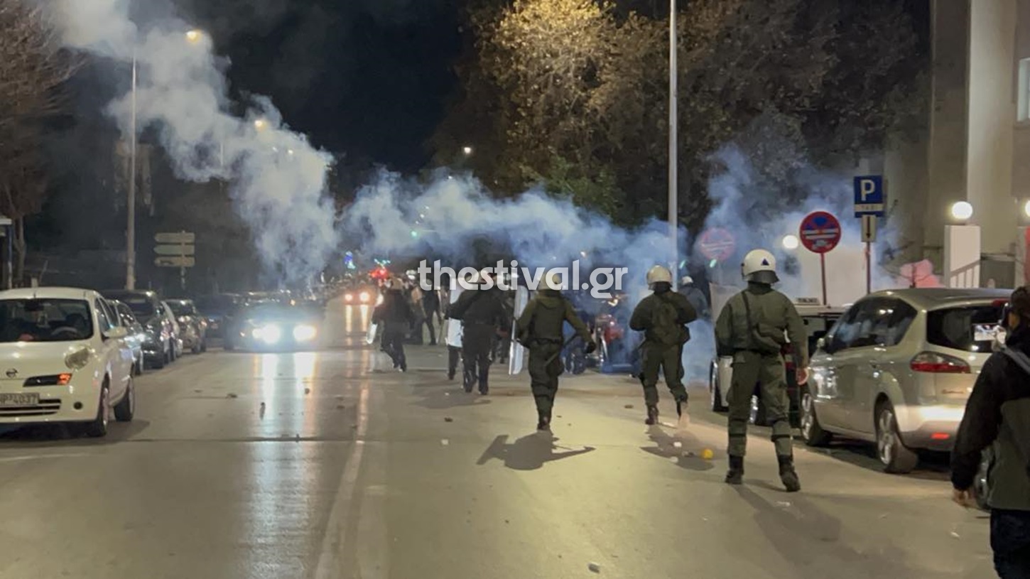 Επεισόδια στη Θεσσαλονίκη: Πετροπόλεμος και χημικά μεταξύ ...