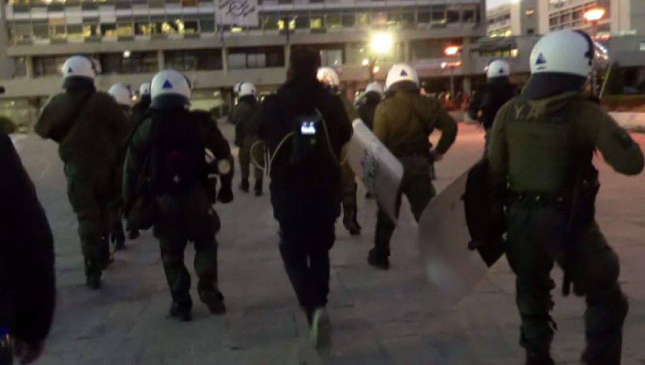 Εισβολή των ΜΑΤ στο Αριστοτέλειο Πανεπιστήμιο Θεσσαλονίκης - ΤΑ ΝΕΑ