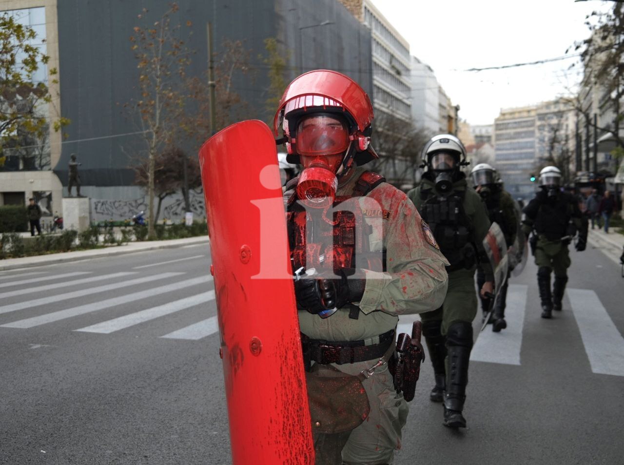 Επίθεση με κόκκινη μπογιά σε αστυνομικό των ΜΑΤ – Σε εξέλιξη τα ...
