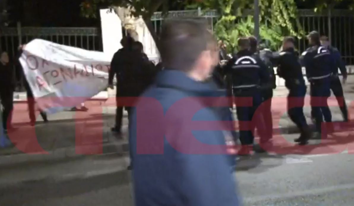 Αιφνιδιαστική παρέμβαση φοιτητών στο Μέγαρο Μαξίμου – Ένταση με την ...