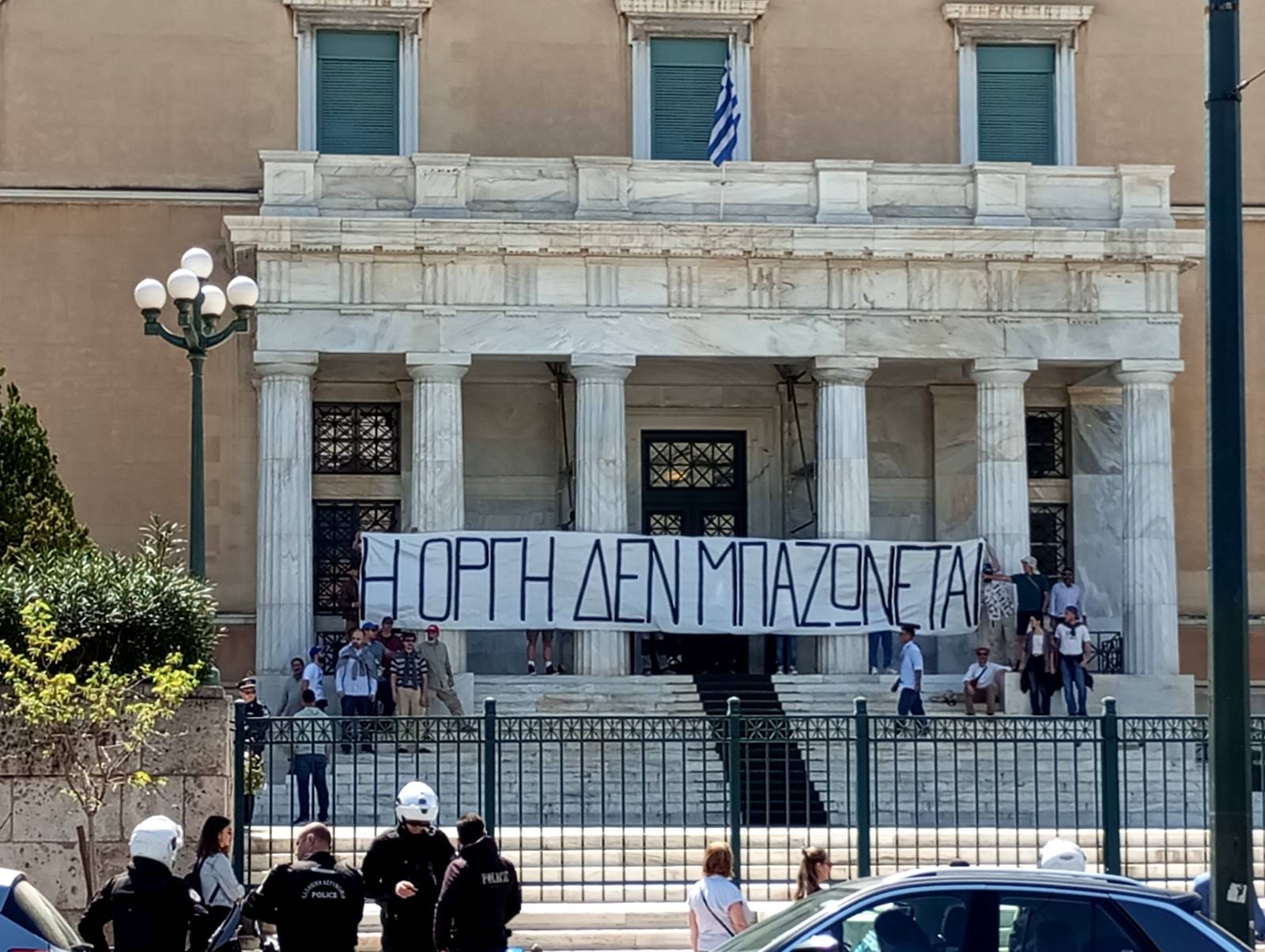 Διπλή παρέμβαση από Ρουβίκωνα σε Βουλή και Προεδρικό Μέγαρο για τα ...