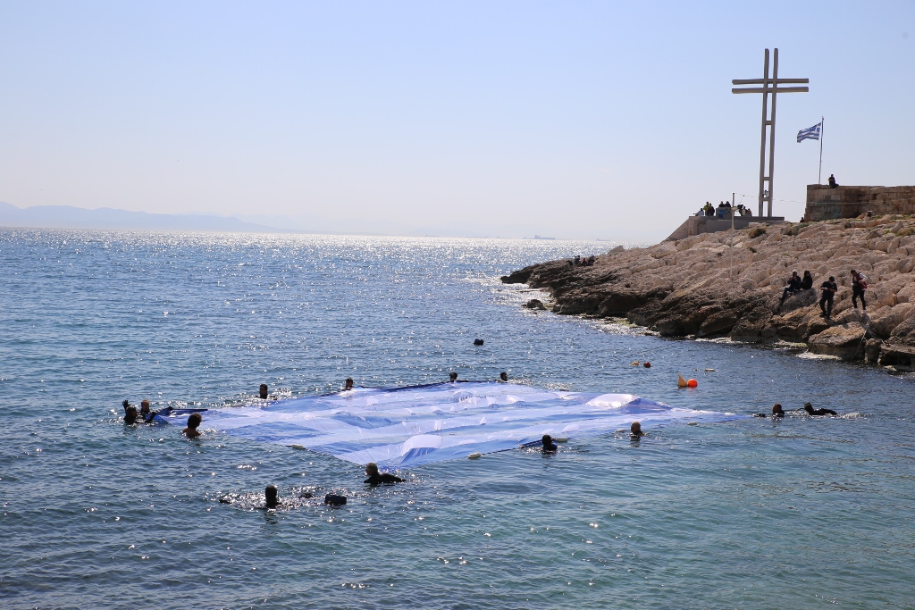 Η Ελληνική σημαία στη θάλασσα του Πειραιά για την Εθνική Επέτειο της ...