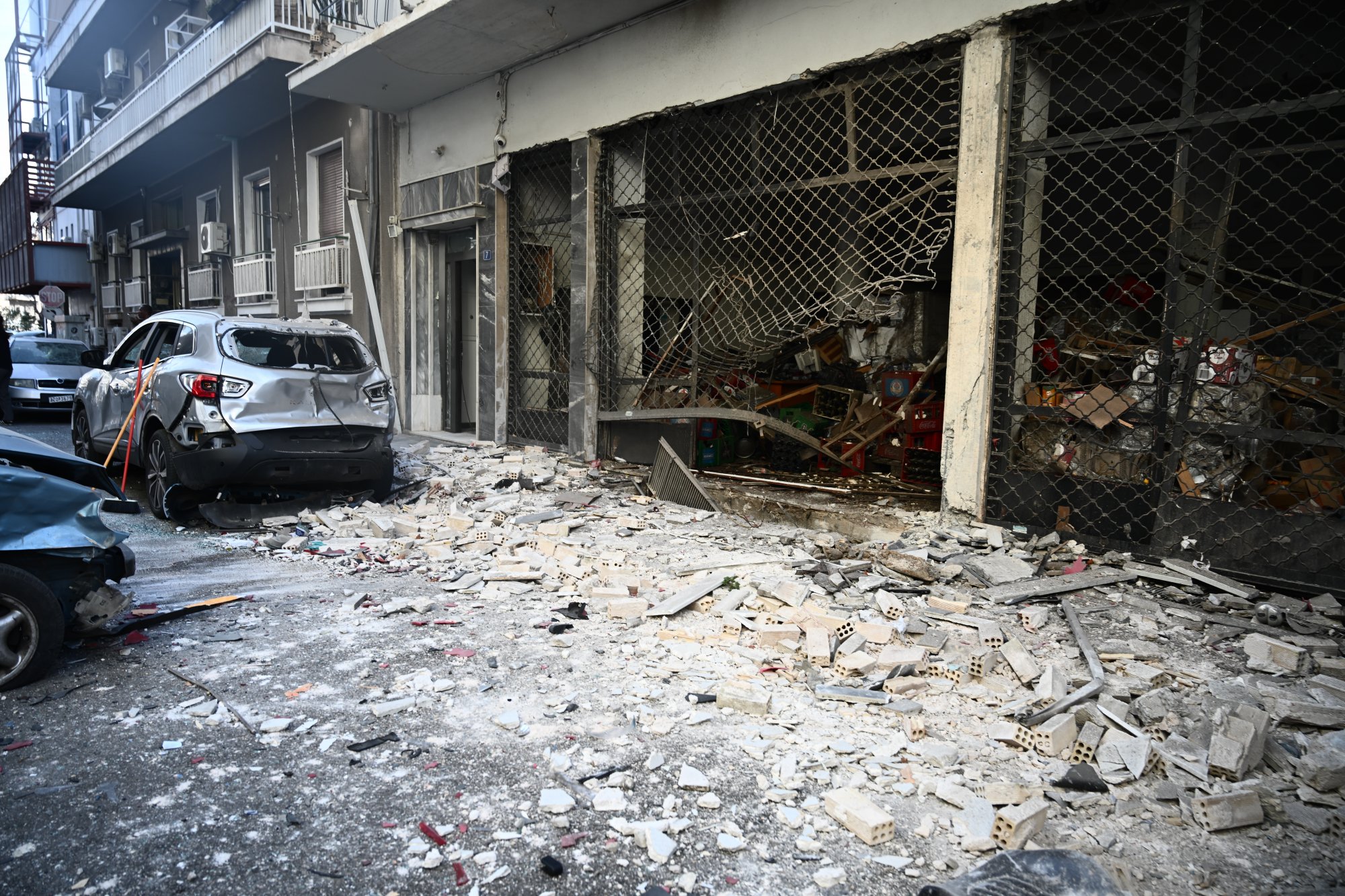 Βομβαρδισμένο τοπίο η περιοχή μετά την έκρηξη στην κάβα στην Καλλιθέα ...