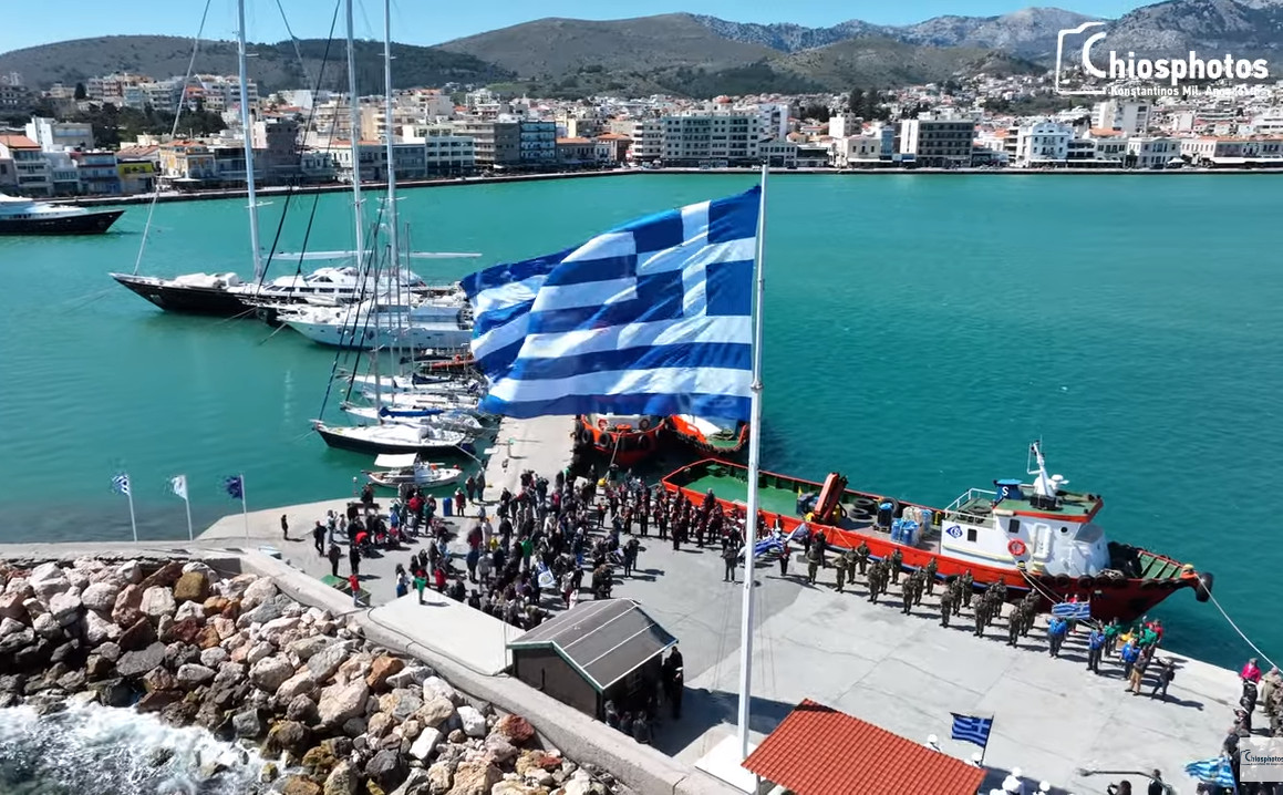 Επέτειος 25ης Μαρτίου: Υψώθηκε τεράστια ελληνική σημαία στο λιμάνι της ...