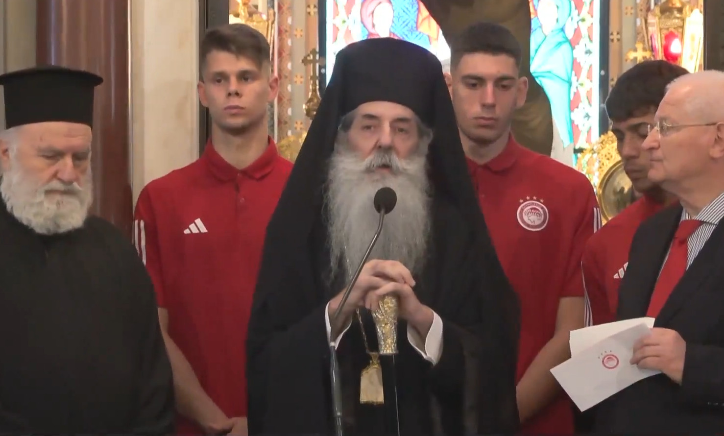 Γεύματα αγάπης από την Ιερά Μητρόπολη Πειραιώς και τον Ολυμπιακό για το ...