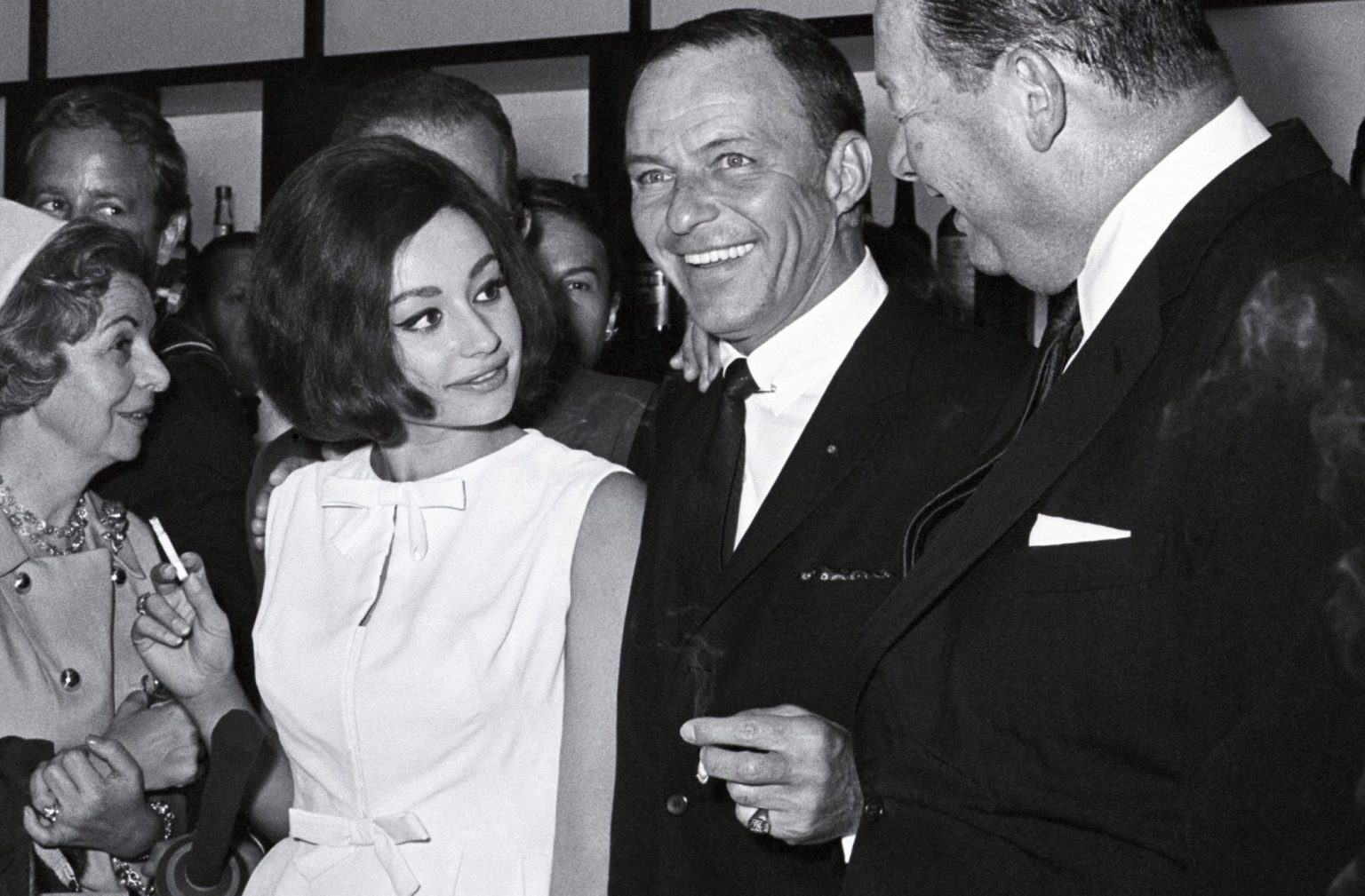 Ραφαέλα Καρά και Φρανκ Σινάτρα: Η αλήθεια για τον «κρυφό» δεσμό τους ...