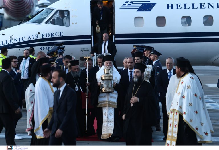 Το Αγιο Φως έφτασε και μεταφέρεται σε όλη τη χώρα - ΤΑ ΝΕΑ