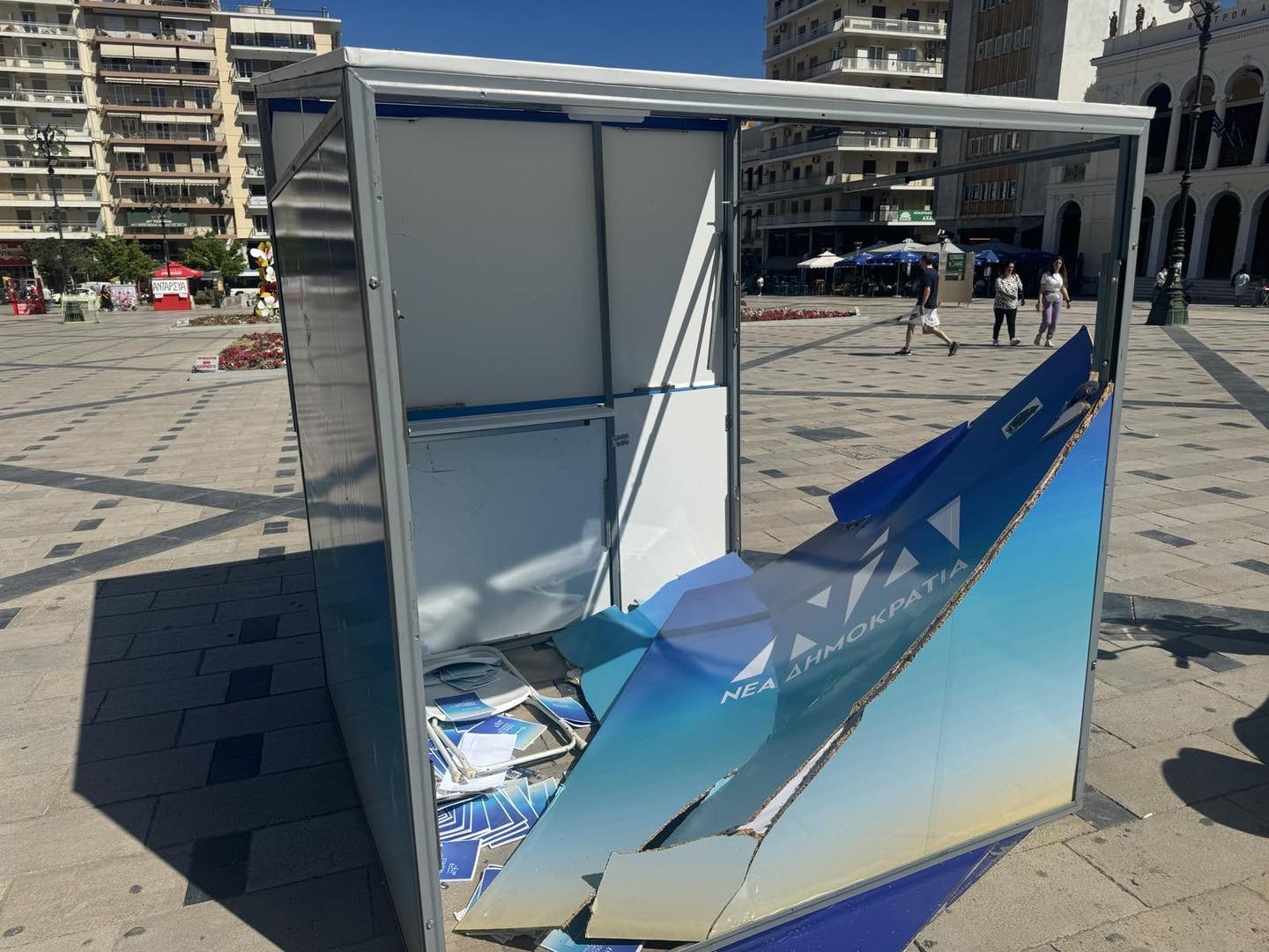 Κατέστρεψαν το εκλογικό περίπτερο της ΝΔ στην Πάτρα - ΤΑ ΝΕΑ