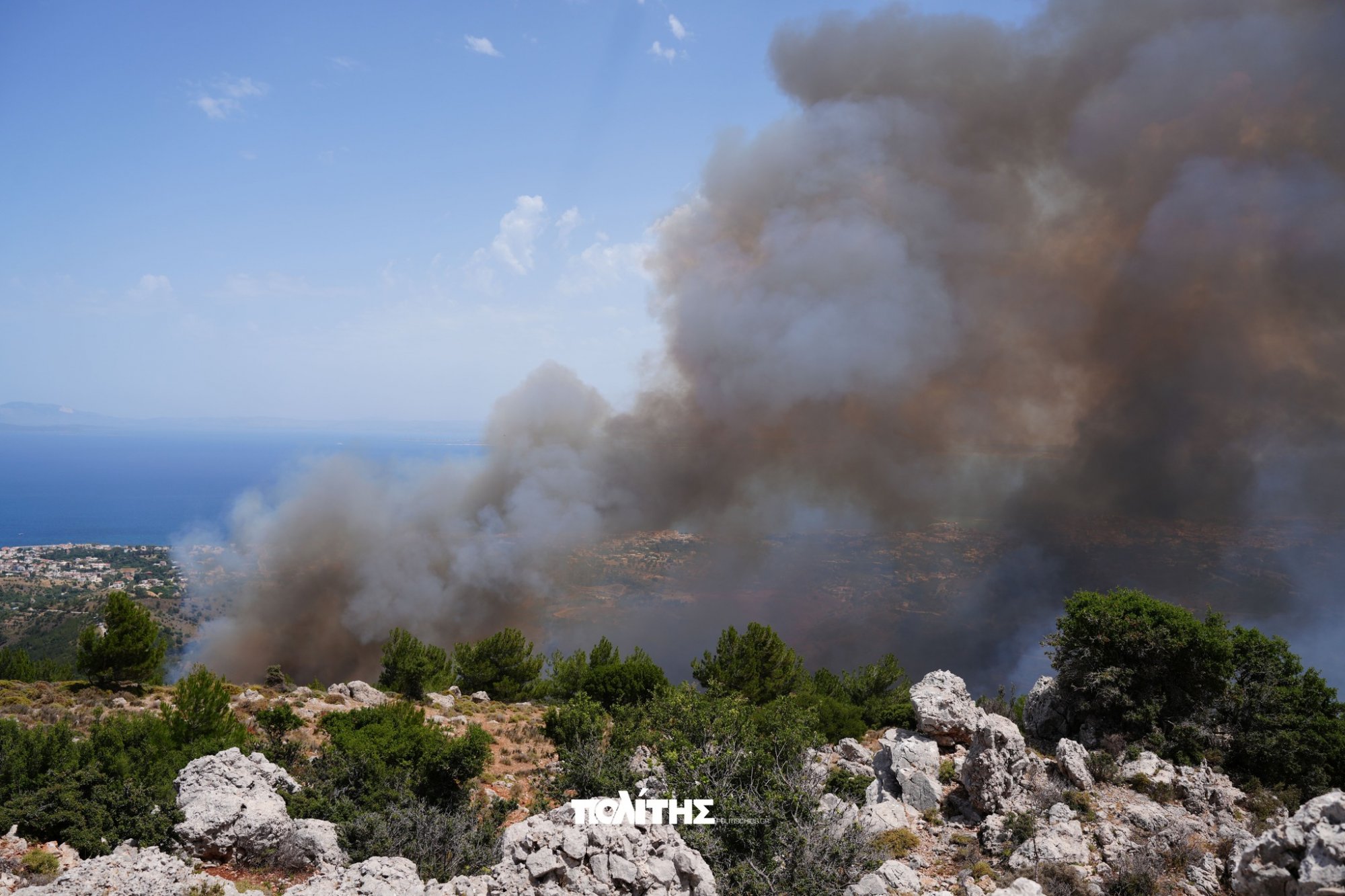 Χίος: Συνεχίζεται η μάχη με τις διάσπαρτες εστίες στην περιοχή των ...
