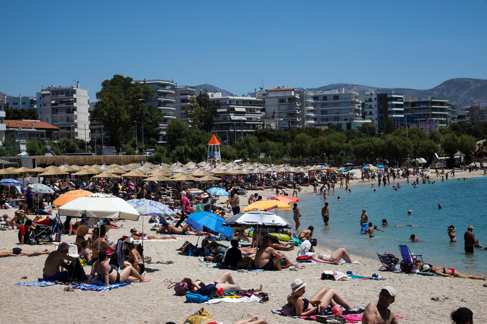 Διπλή απόβαση σε παραλίες και τουριστικούς προορισμούς από την ΑΑΔΕ ...