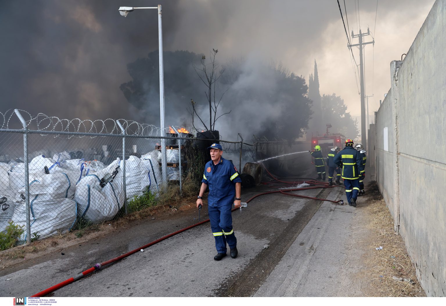 Γυναίκα πετάει σκουπίδια από το μπαλκόνι και λέει στην δημοτική ...