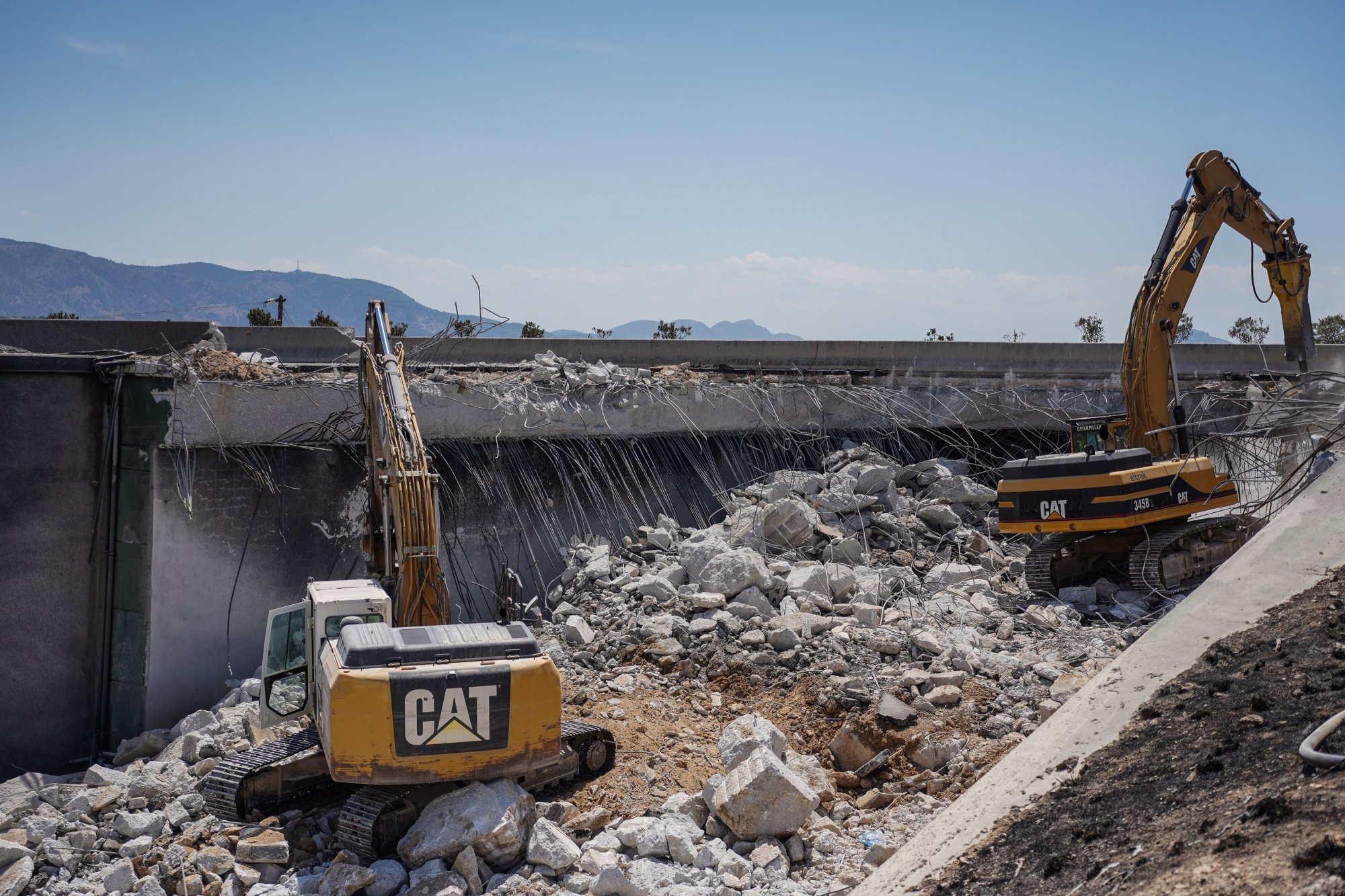 Ανατροπή βυτιοφόρου: Συνεχίζεται η κατεδάφιση της γέφυρας στον Ισθμό ...