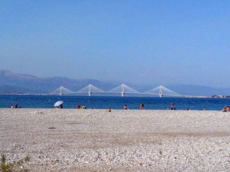 Άνδρας κυκλοφορούσε γυμνός στην πλαζ της Πάτρας - ΤΑ ΝΕΑ