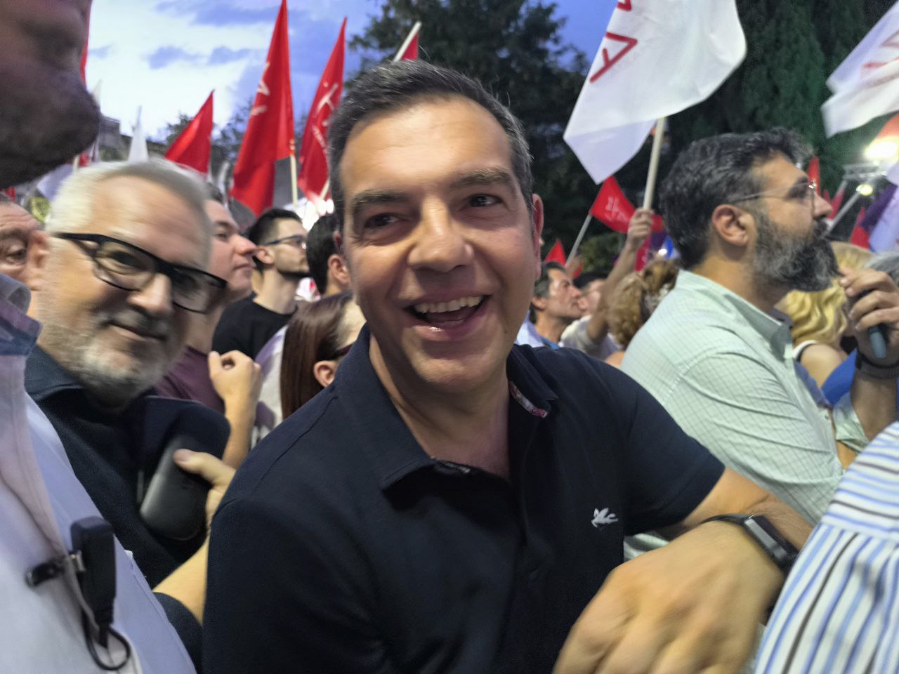 Με συνθήματα και χειροκροτήματα η υποδοχή του Αλέξη Τσίπρα στο Σύνταγμα ...