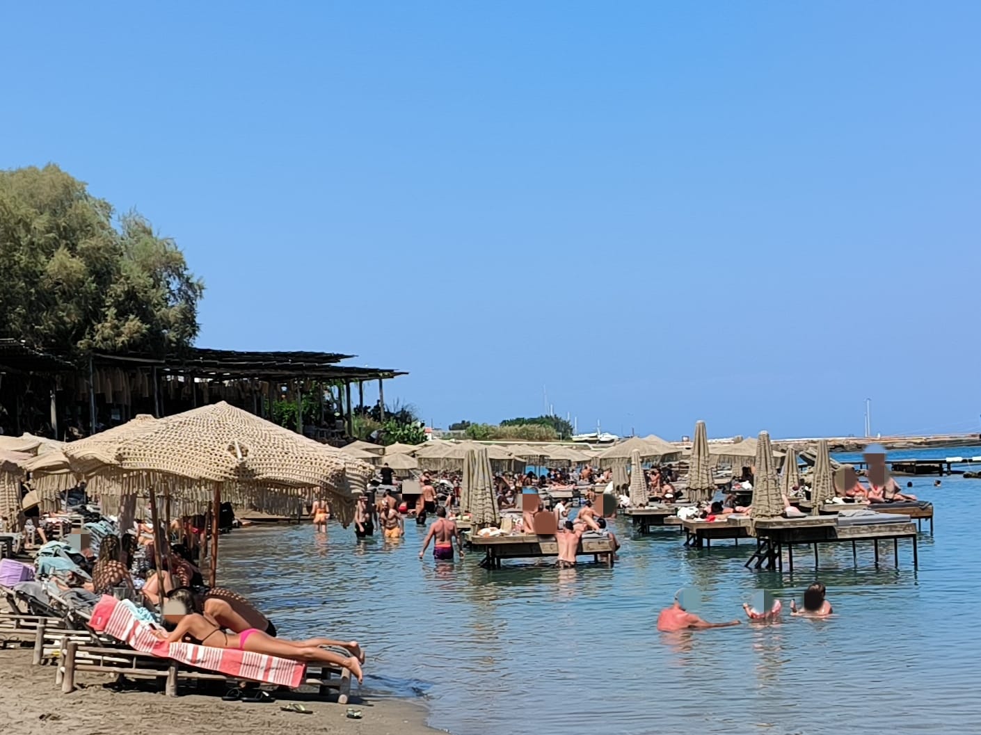 Εβαλε πάλι τις ξαπλώστρες μέσα στη θάλασσα