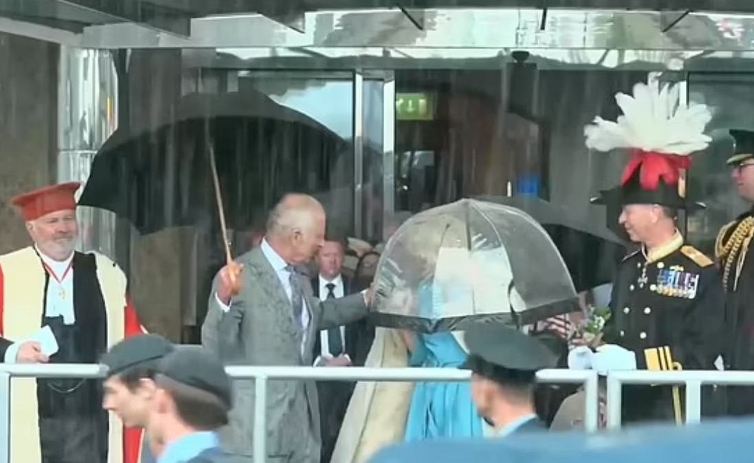 Βασιλιάς Κάρολος: Εξαλλος με τον βοηθό που παραμέλησε την Καμίλα κάτω ...