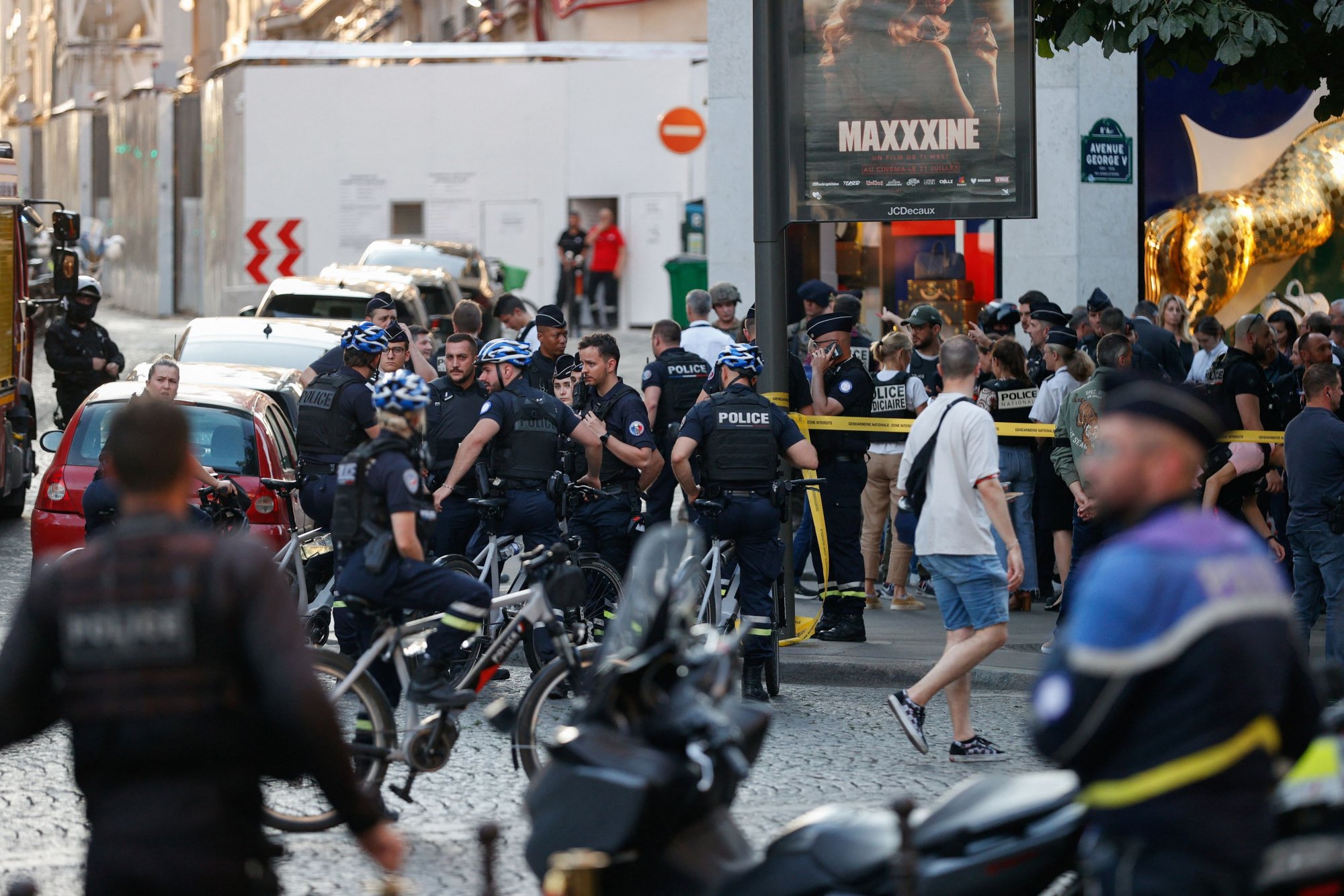 Γαλλία: Νεκρός ο δράστης της επίθεσης κατά αστυνομικού στα Ηλύσια Πεδία ...