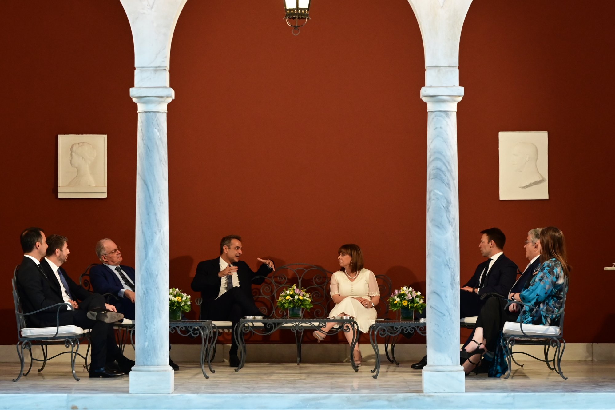 Τα παραλειπόμενα της δεξίωσης για την αποκατάσταση της Δημοκρατίας ...