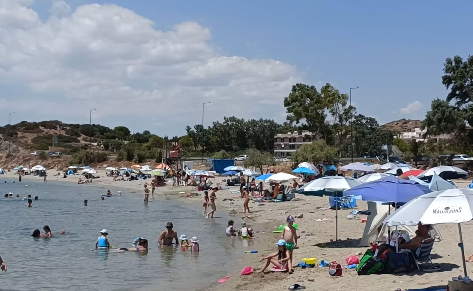 Στις παραλίες της Αττικής όσοι έμειναν πίσω - Αναζήτησαν στιγμές ...