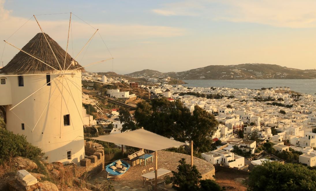 Μύκονος: Μετά τις βίλες «καταρρέουν» και οι τιμές των αεροπορικών ...