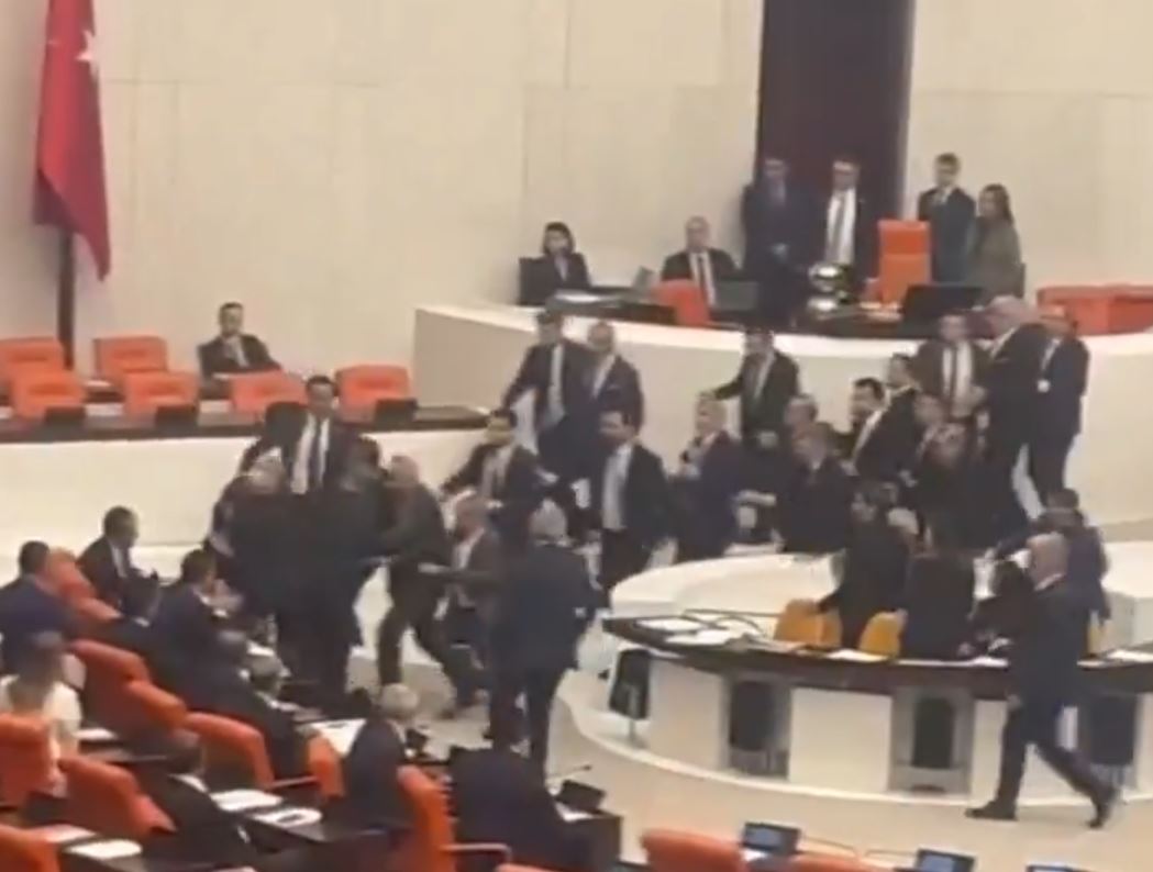 Ρινγκ η Εθνοσυνέλευση στην Τουρκία - Όλοι εναντίον... όλων με μπουνιές ...