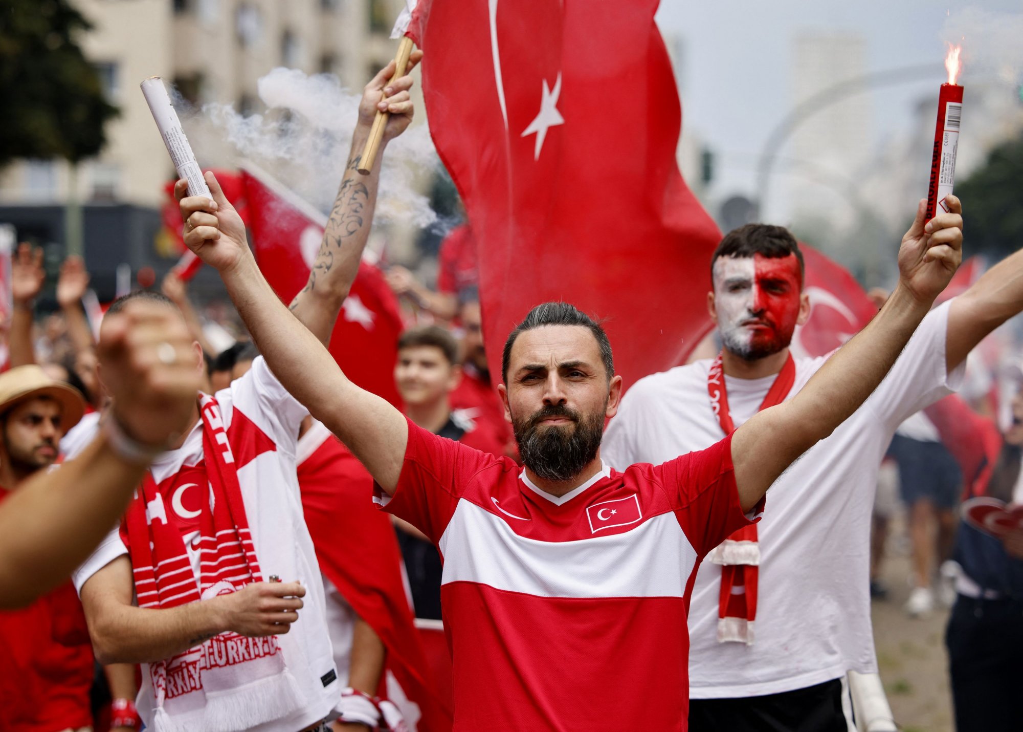 Βερολίνο: Η αστυνομία διέλυσε πορεία Τούρκων φιλάθλων που έκαναν το ...