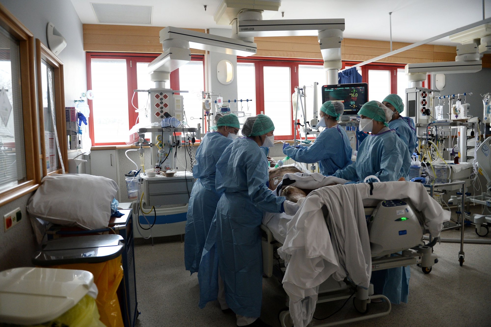 Covid: Αύξηση θανάτων και εισαγωγών στη νέα έκθεση του ΕΟΔΥ - ΤΑ ΝΕΑ