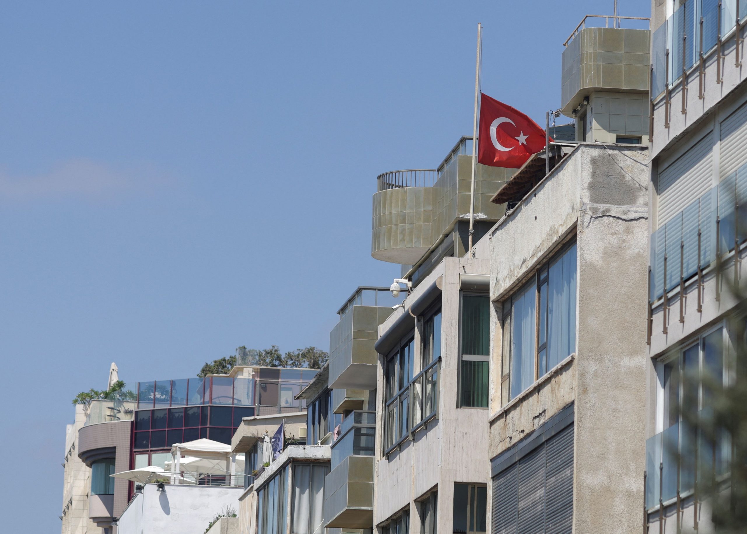 Νέα κόντρα Ισραήλ – Τουρκίας: Για τη σημαία που κυματίζει μεσίστια λόγω ...