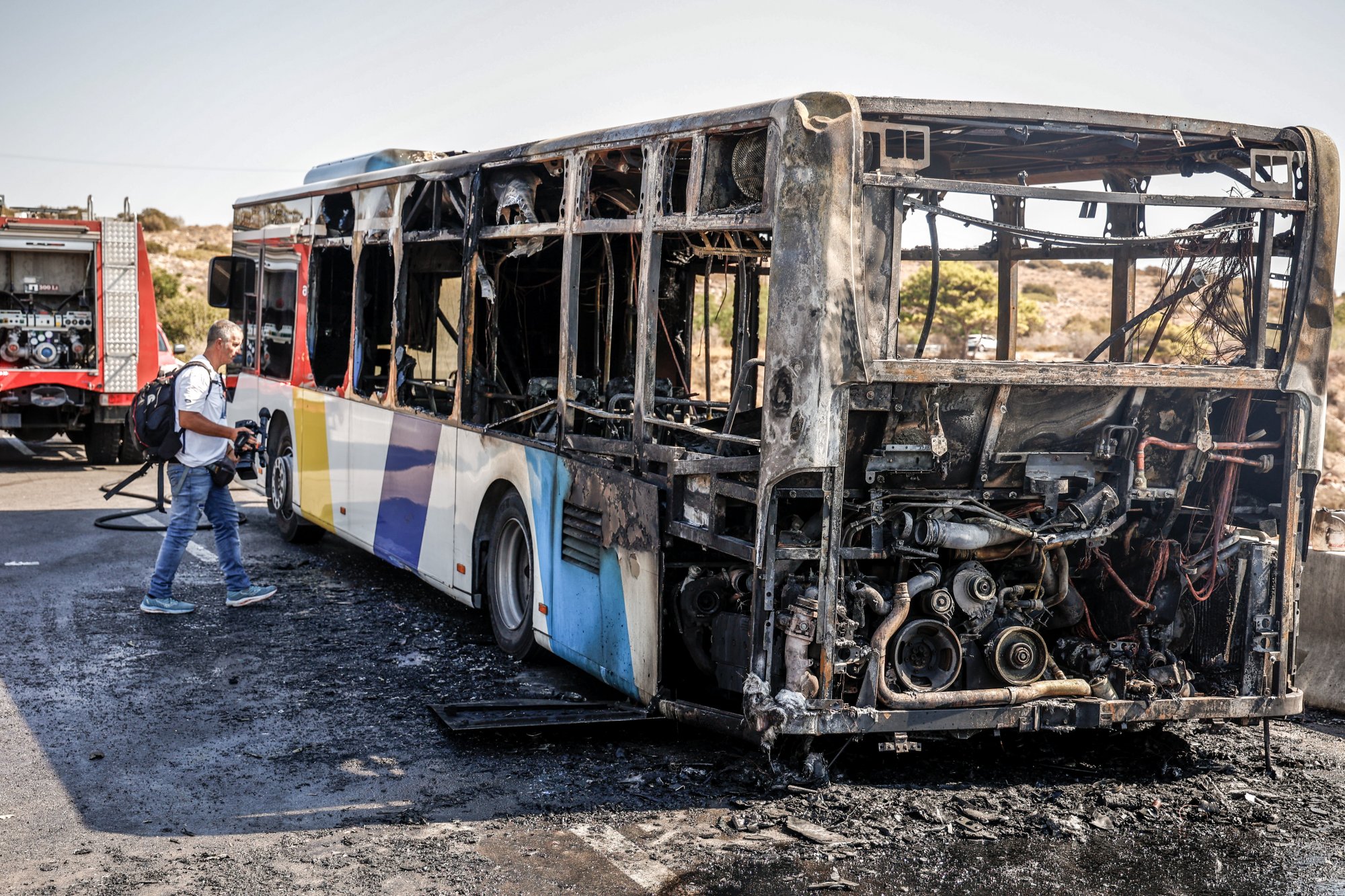 Λεωφόρος Ποσειδώνος: Καταστράφηκε ολοσχερώς το λεωφορείο που τυλίχθηκε ...
