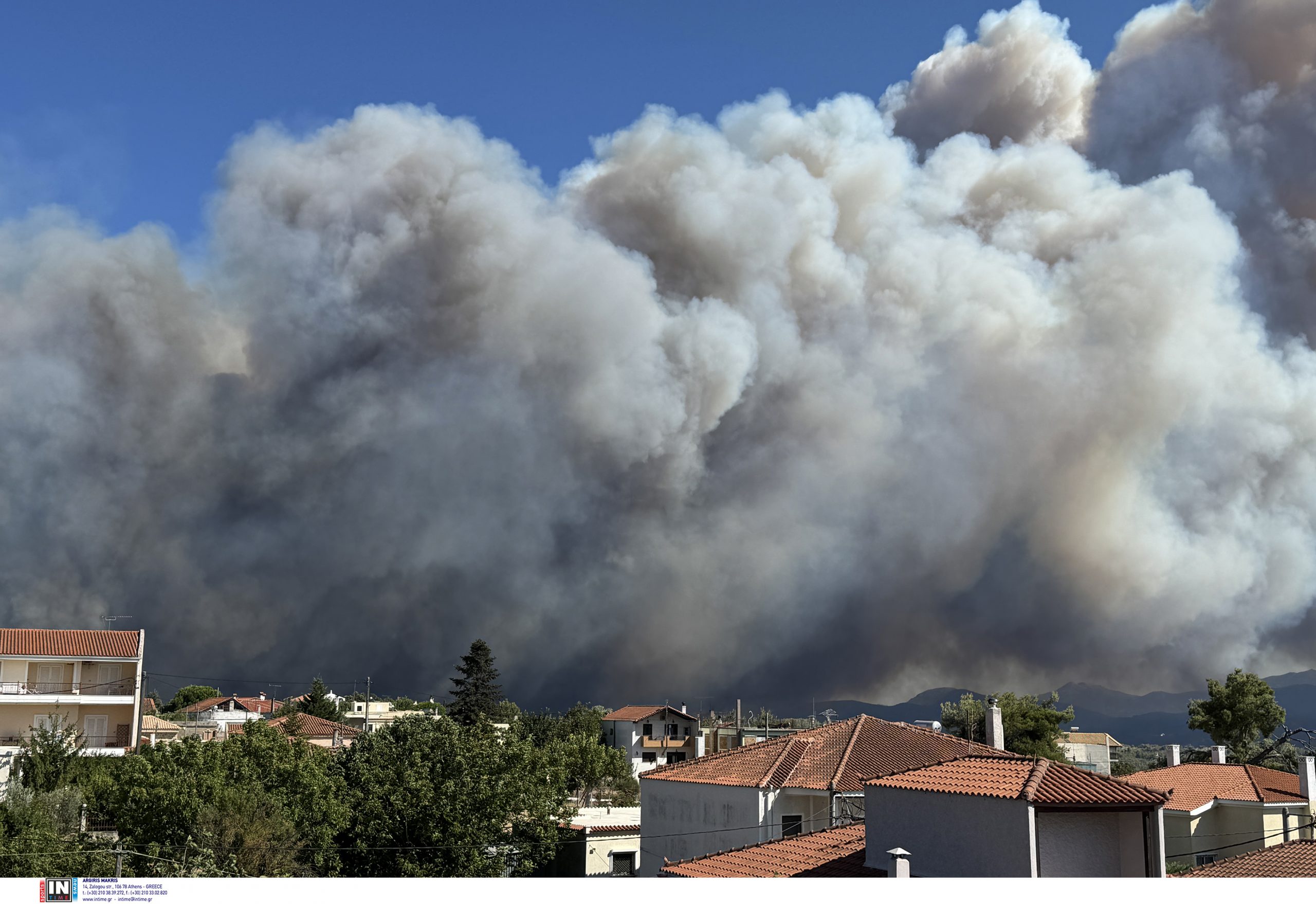 Καίγονται σπίτια στον Βαρνάβα