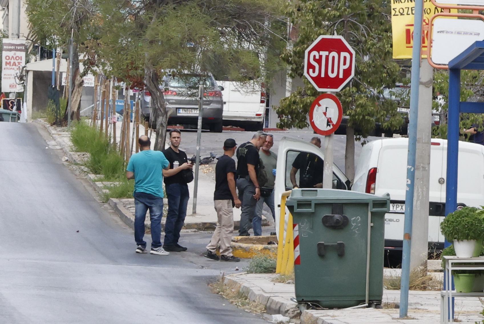 Κερατσίνι: Xειροβομβίδες, περίστροφο και γκλοπ βρέθηκαν στο τσαντάκι ...