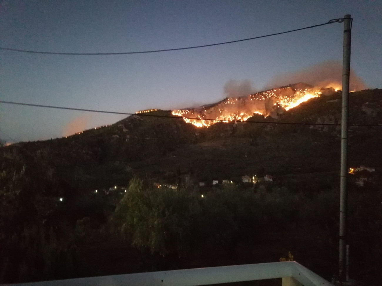 Μεγάλη φωτιά στο Ξυλόκαστρο Κορινθίας – Εκκενώνονται χωριά - ΤΑ ΝΕΑ