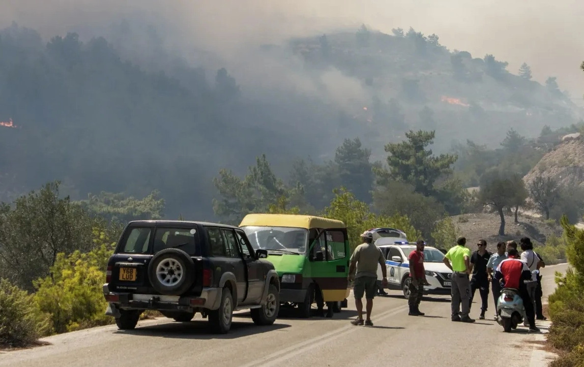 Φωτιά στην Ηλεία: Καίει στην περιοχή Εφύρα – Ισχυρές πυροσβεστικές ...