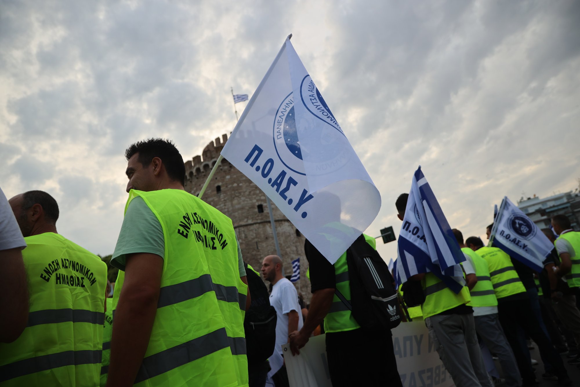ΠΟΑΣΥ: Οργή αστυνομικών κατά Μητσοτάκη - «Σας φτύνουμε, δεν ψιχαλίζει ...