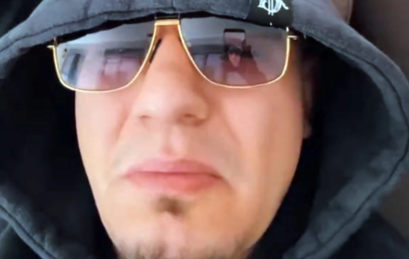 Χαμός με τον τράπερ που εξευτέλισε νεαρό πάνω στη σκηνή – «Πες πόσο ...