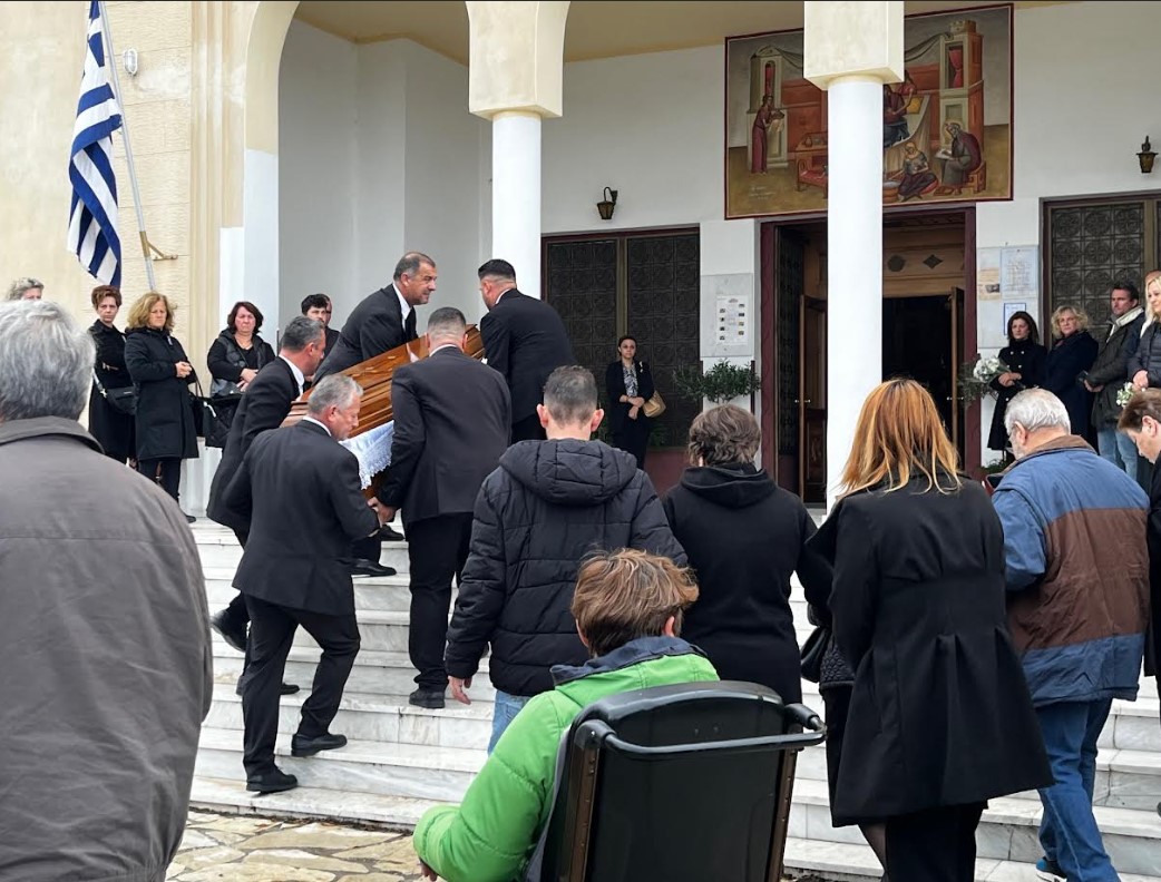 Αγρίνιο: Οδύνη και οργή στην κηδεία της 43χρονης – Τραγικές φιγούρες οι ...