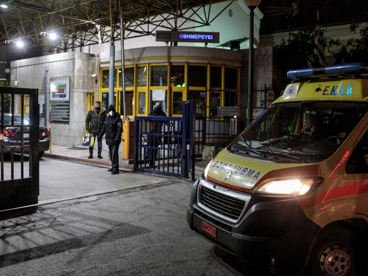 Χαϊδάρι: Ασθενοφόρο του ΕΚΑΒ παραβίασε κόκκινο φανάρι και τραυμάτισε ...