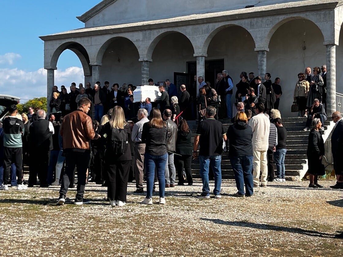 Αγρίνιο: Θρήνος στην κηδεία του 20χρονου που σκοτώθηκε σε τροχαίο - ΤΑ ΝΕΑ